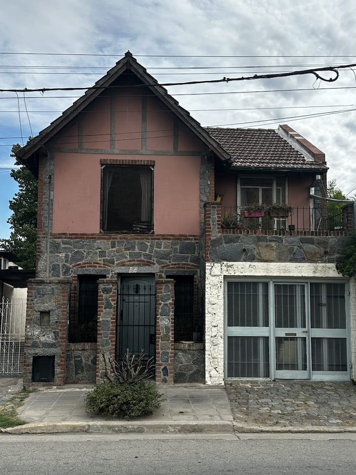 Encantador Chalet Con Estilo Y Garaje Privado - Tandil