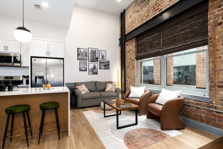 Modern Luxe Condo | King Bed | Rooftop Patio - Birmingham, AL