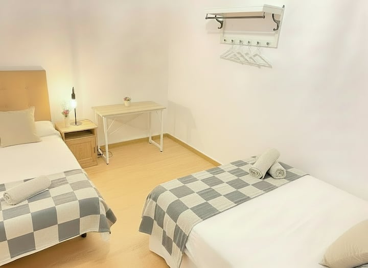 Dos Cuartos Para 5 - Económico En Pleno Centro - Barcelona