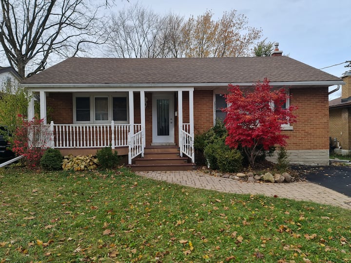 Bright + Cozy 2br Bungalow In A Quiet Neighborhood - Waterloo