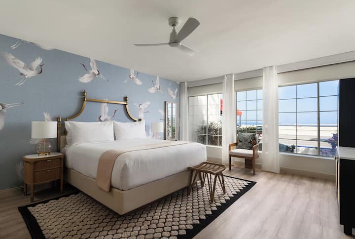 Romantic Beach Getaway! Cozy King Stay W/ Pool! - Santa Barbara, CA