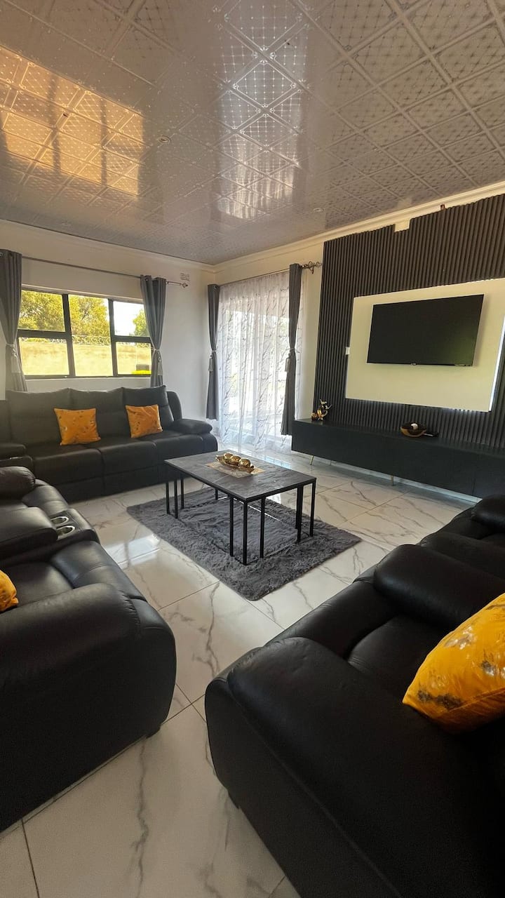 Luxury 8 Bedroom House With Pool And Ensuites - Zimbabwe