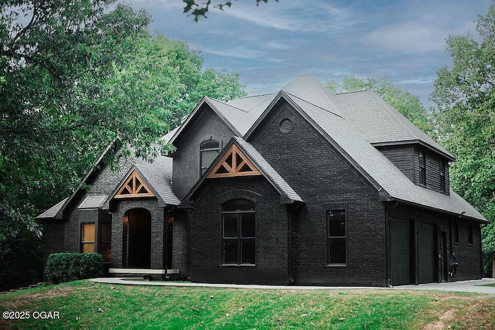 Midnight Manor – Black House On The Hill - North Miami, OK