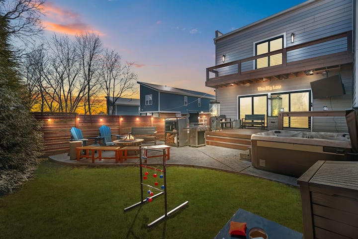 Modern Lux City Getaway! Hot Tub Game Room Sauna - St. Louis, MO
