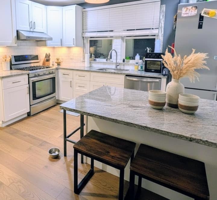 Charming 2br Stay - Private Yard For Pets & Play - Aston, PA