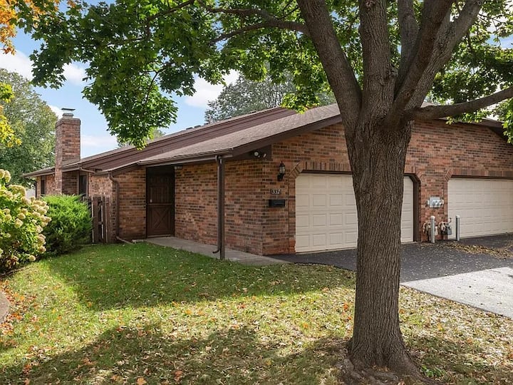 Modern Spacious 2 Bedroom 2 Bathroom Twin Home - Minnetonka, MN