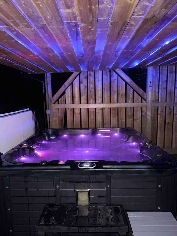 Boutique Jungle Pod With Hot Tub & Wildlife Views - 