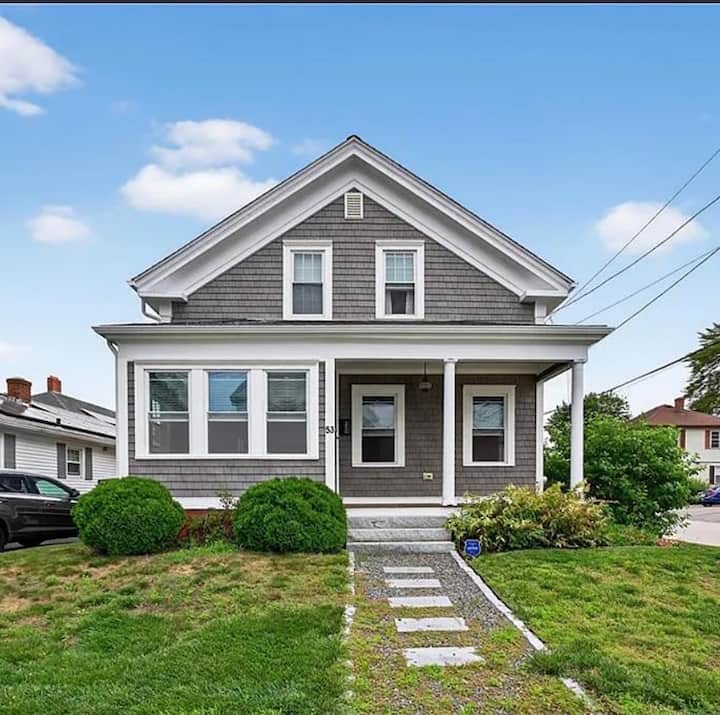 Cozy Private Upper-level Retreat | 3bds-1bath - Providence, RI
