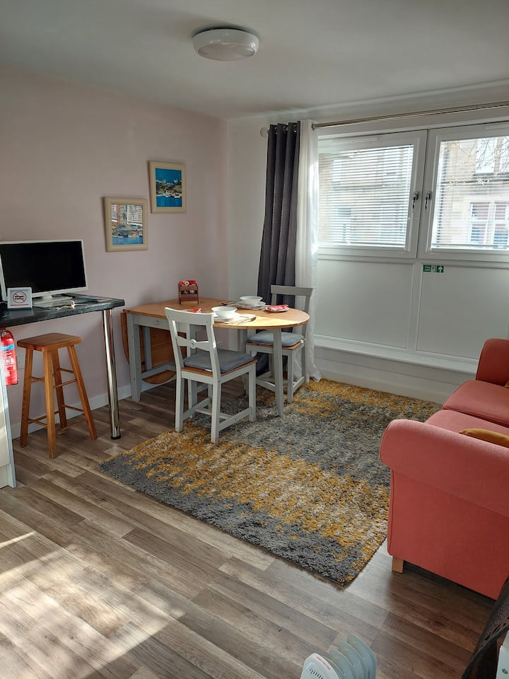 Apartment With Kitchen, Laundry & Private Parking - Amazonia, Motherwell