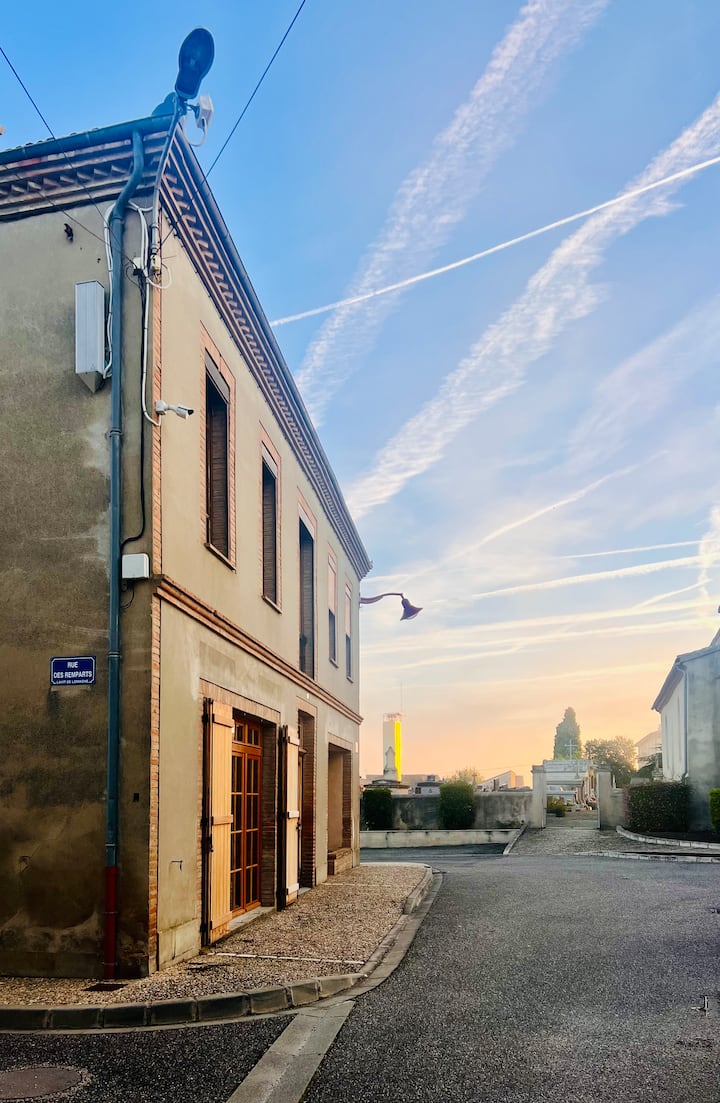 Four Bedroom Family Town House On Church Square - Beaumont-de-Lomagne