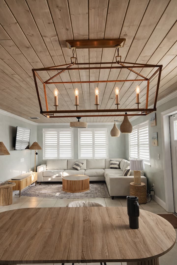 Coastal Bungalow • Walk To Beach • Game Room & Spa - Melbourne, FL