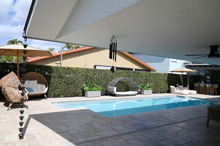 Tropical Flamingo Villa - Florida International University, Miami