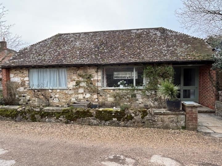 Quaint Country Bungalow - Godalming