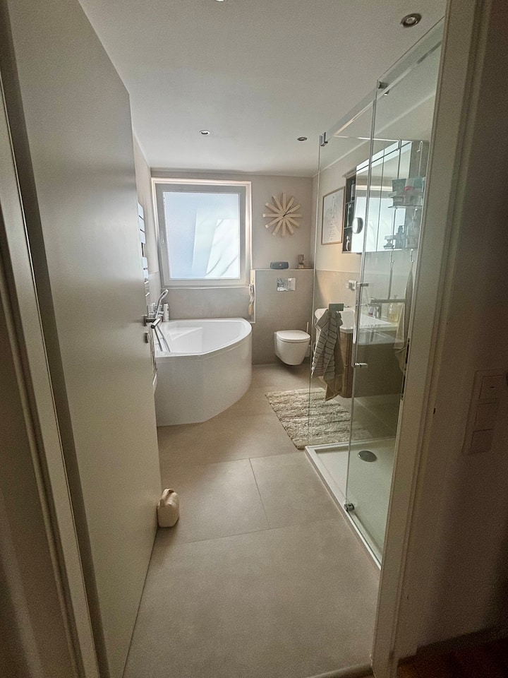 Haus Im Grünen, Luxuriös Und Gute Anbindung - Cologne