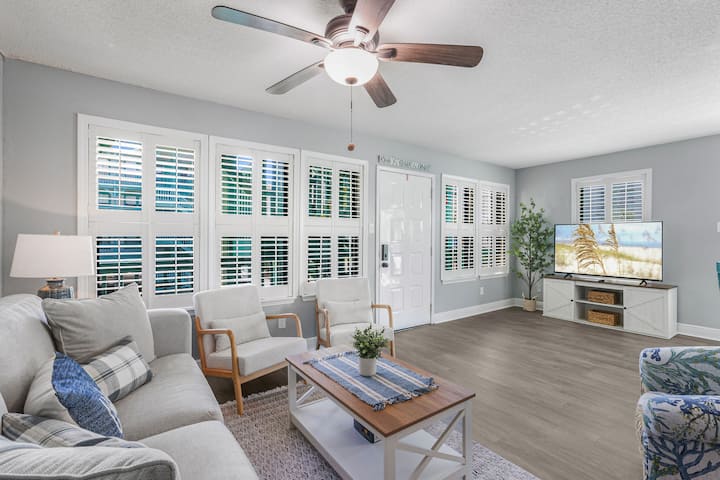 New! Large Balcony, Pool, Easy Beach Access! - Gulf Shores, AL