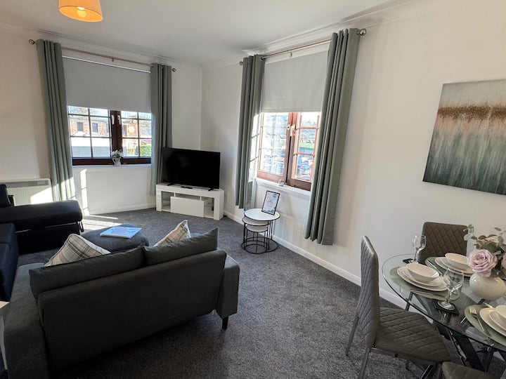 Stylish Central Auchterarder Apartment + Parking - Gleneagles
