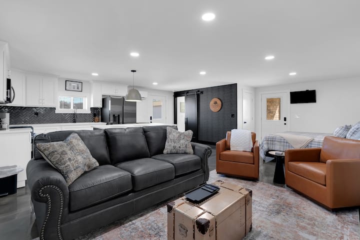 Lounges At Lynchburg Black House - Lynchburg, TN