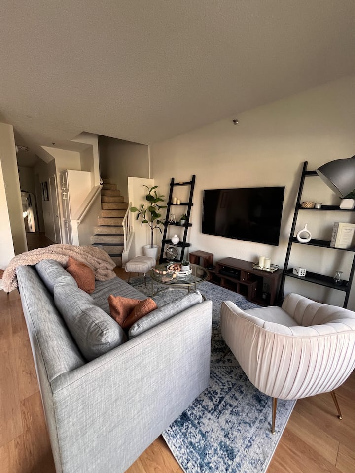 Spacious Family Friendly, Pool, Hot Tub, Parking - Burbank, CA