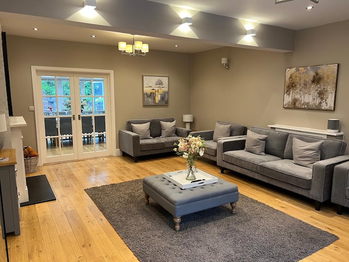 Whydown - Flexible Family Home W Hot Tub, Games - 헤이스팅스