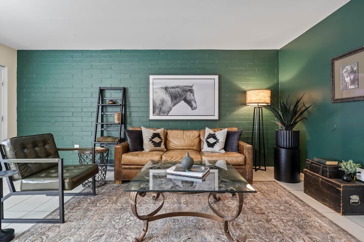 Stylish 2br | Pet Friendly + Gym & Pool - Arizona Science Center