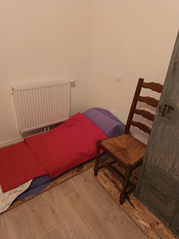 Modeste Chambre, Avec Lit D'appoint. - Bruay-la-Buissière