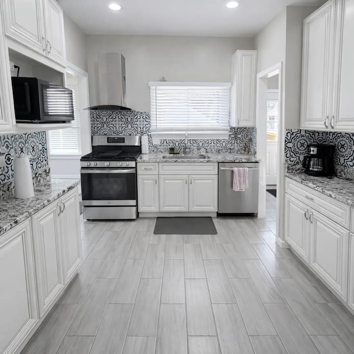 Fully Updated Home | 5 Min To Naval Base | - North Chicago, IL