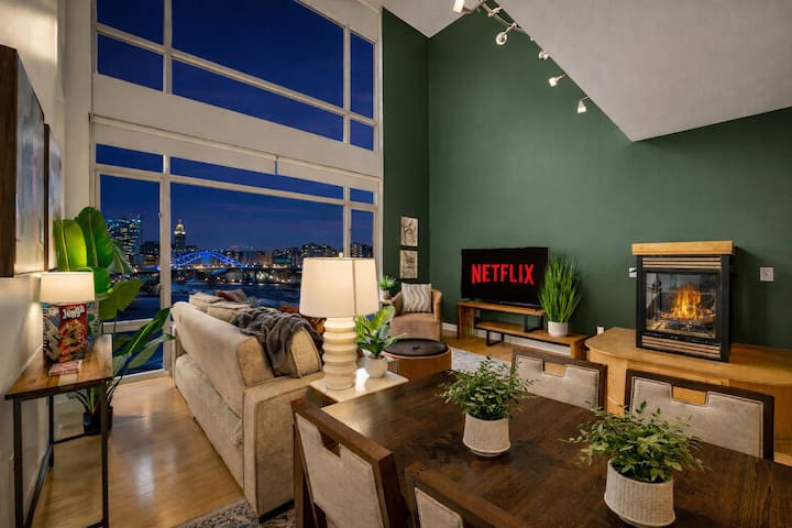 Riverview Penthouse + Balcony + Games + Parking - Cleveland, OH
