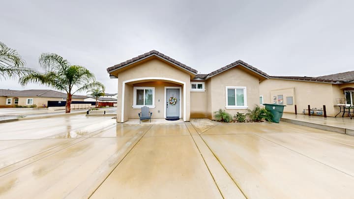 Luxury To 99 Corridor! Bright Bakersfield Base - Bakersfield, CA