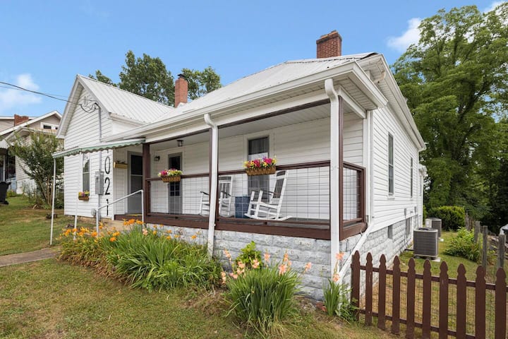 Restored Family Homestead, A Cozy Bristol Retreat - Bristol, TN