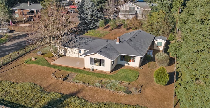 Oregon Wine Country Hillside Retreat - Dundee, OR