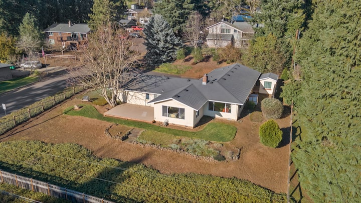 Oregon Wine Country Hillside Retreat - Dundee, OR