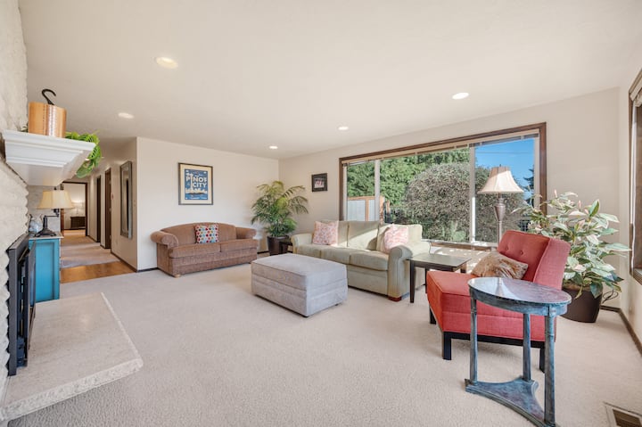 Oregon Wine Country Hillside Retreat - Newberg, OR