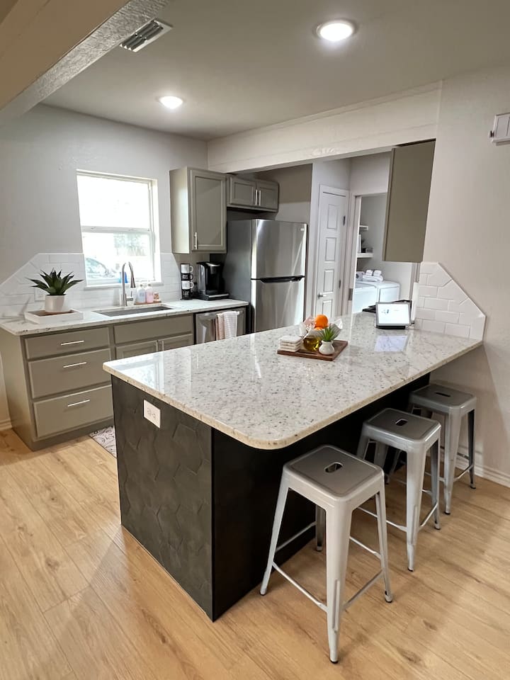 Tyler Gem: Modern Comfort In Quiet Neighborhood - Tyler, TX