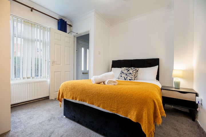 Spacious Home, Great For Groups, Sleeps 10 - Stoke-on-Trent