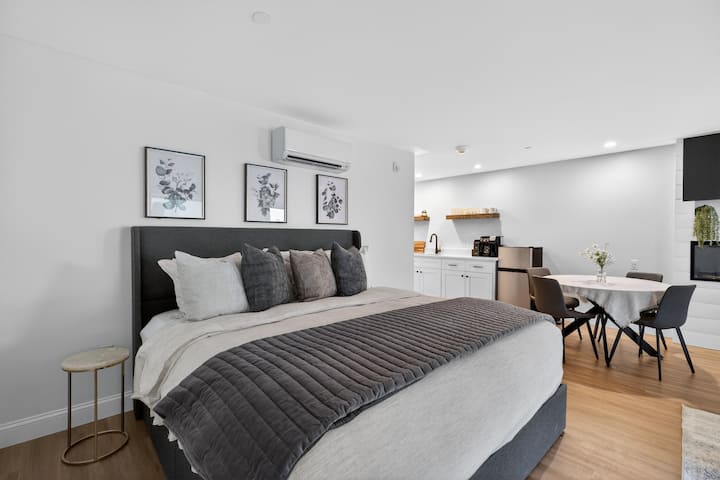 Mystic Inn Suite #3-stylish Modern Studio - Stonington, CT