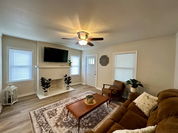Chic & Cozy Home In Cedar Rapids - Cedar Rapids, IA