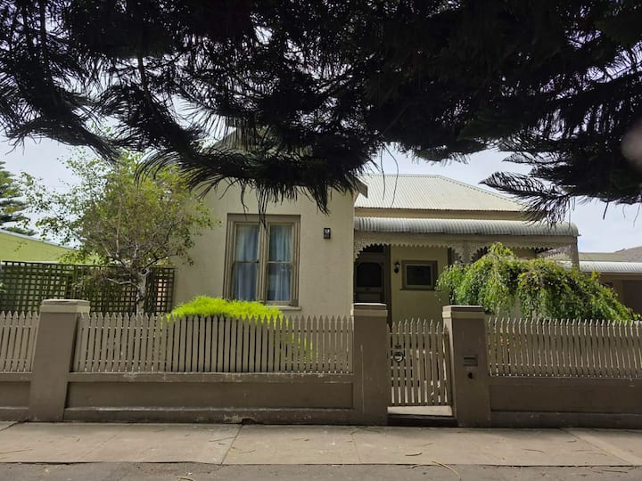 Period-style Cottage In The Heart Of Warrnambool - Warrnambool