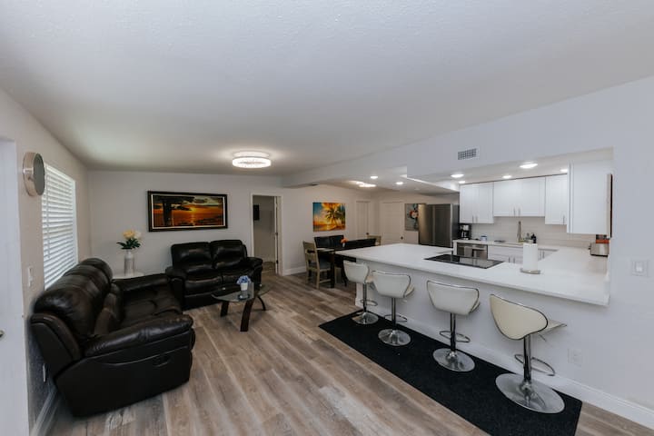 Roomy 4br Getaway • Quiet Area • Great Location - Clearwater, FL
