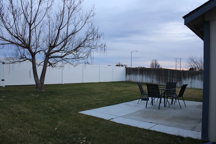 Modern Cozy Retreat | In-town Comfort - 摩西湖市