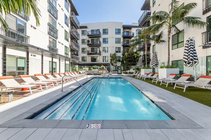 King Studio Hollywood / Parking, Poo, Gym, Rooftop - Greater Wilshire / Hancock Park - Los Angeles