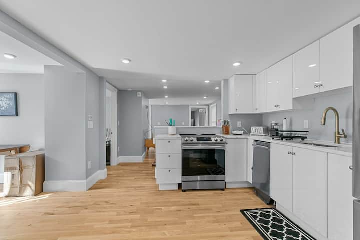 Spring St Retreat | Downtown Newport - 紐波特
