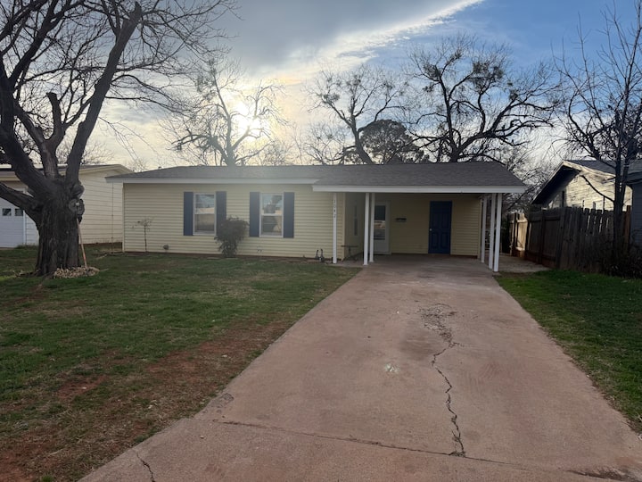 Cute And Quiet Little House Across From Church - 阿比林