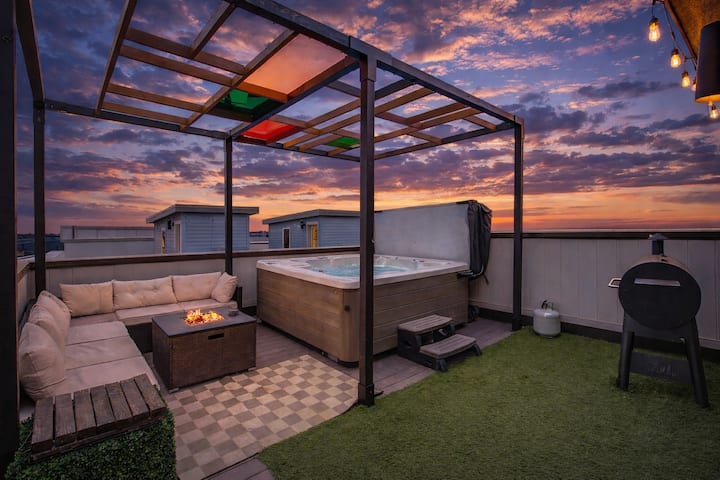 Spacious Denver Home W/ Private Rooftop Spa - Denver, CO