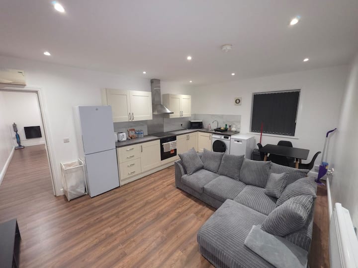 Spacious 3-bed Flat, Garden Access, Fully Equipped - Leicester