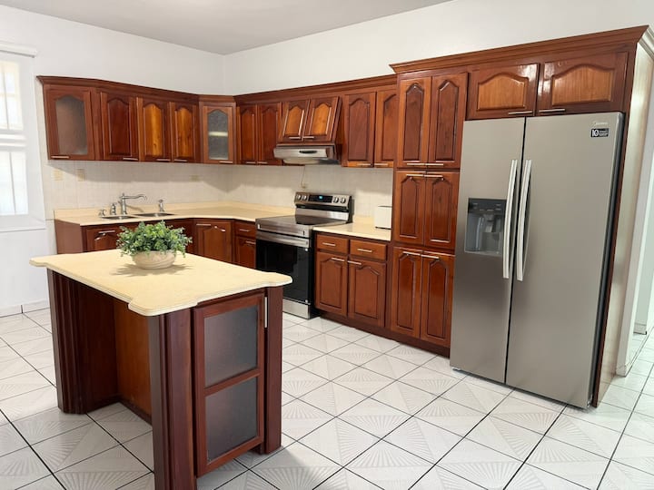 Comfortable 3-bedroom House In Manati - Barceloneta