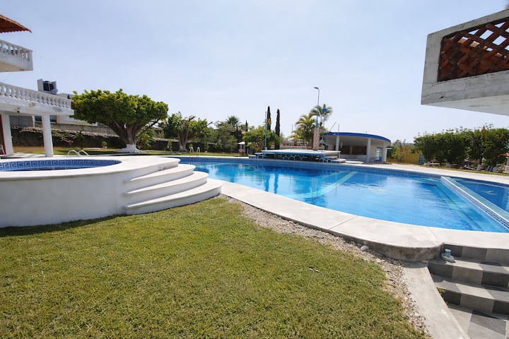 Quinta Con Enorme Alberca Climatizada Y Jardines - Cocoyoc