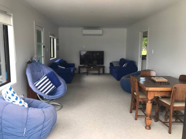 Riverfront Kiwi Bach — Big Lawns, Big Views, Waipu - Waipu