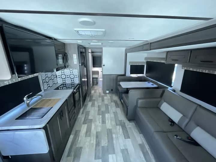 Luxury Class A Motorhome Near Yellowstone - West Yellowstone, MT