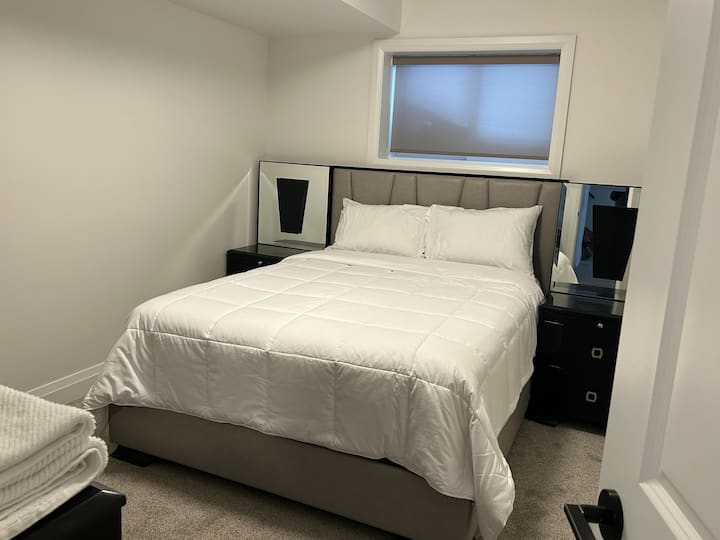 Altitude Executive Suite
2 Guests, One Bedroom - Airdrie