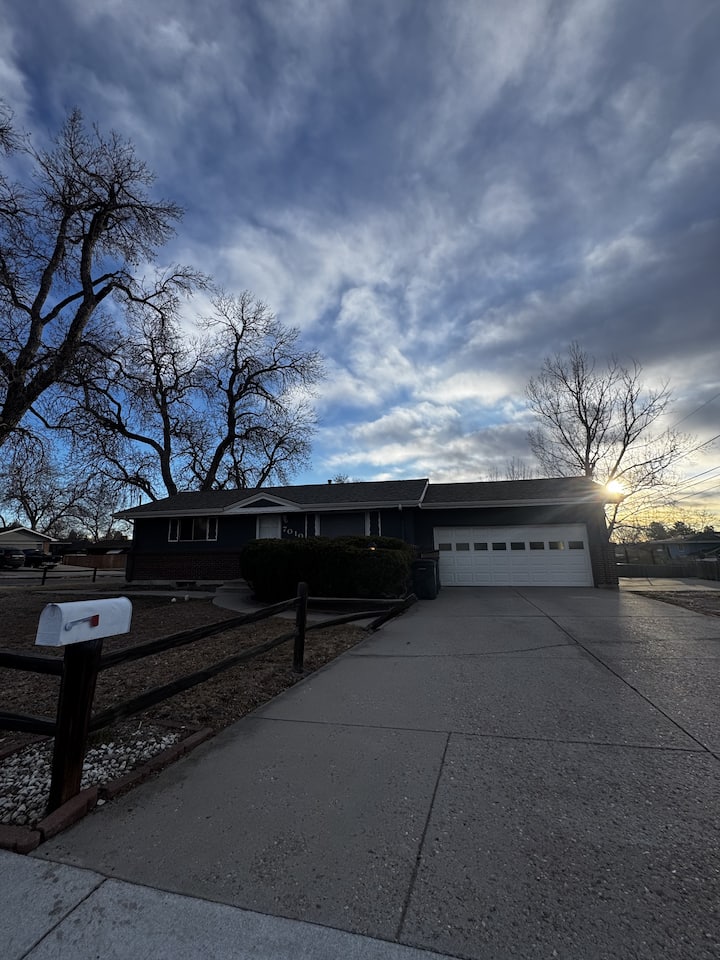 Vintage Charm, Modern Comfort Near Old Town Arvada - Arvada, CO